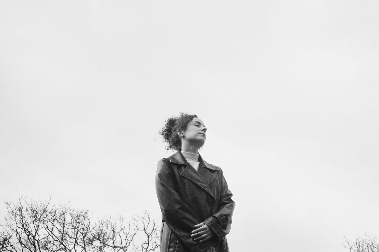 Sara Cruz releases new single "The Show" | Locomotiva Azul