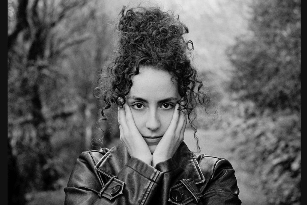 Sara Cruz releases new single "Plot Holes" | Locomotiva Azul